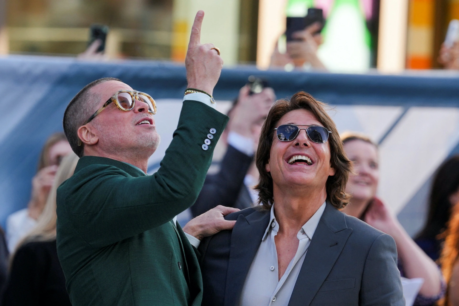 Pitt mặc vest xanh lá cây với khăn quàng cổ màu xanh bạc hà, phối cùng giày nâu. Còn Cruise đeo ...